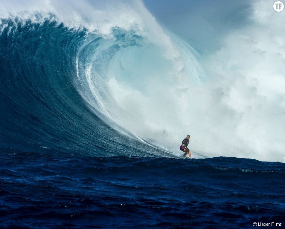 Cette jeune maman handicapée surfe une vague géante - Terrafemina