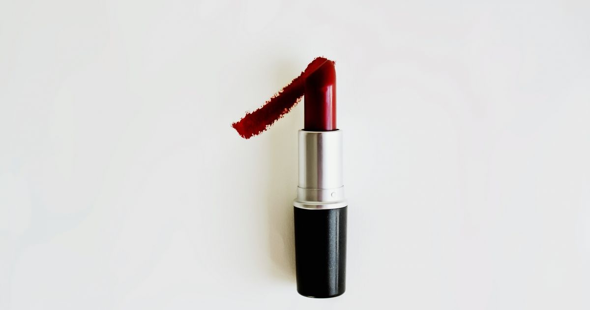 Effacer ses cernes avec du rouge à lèvres : l'astuce bluffante ...