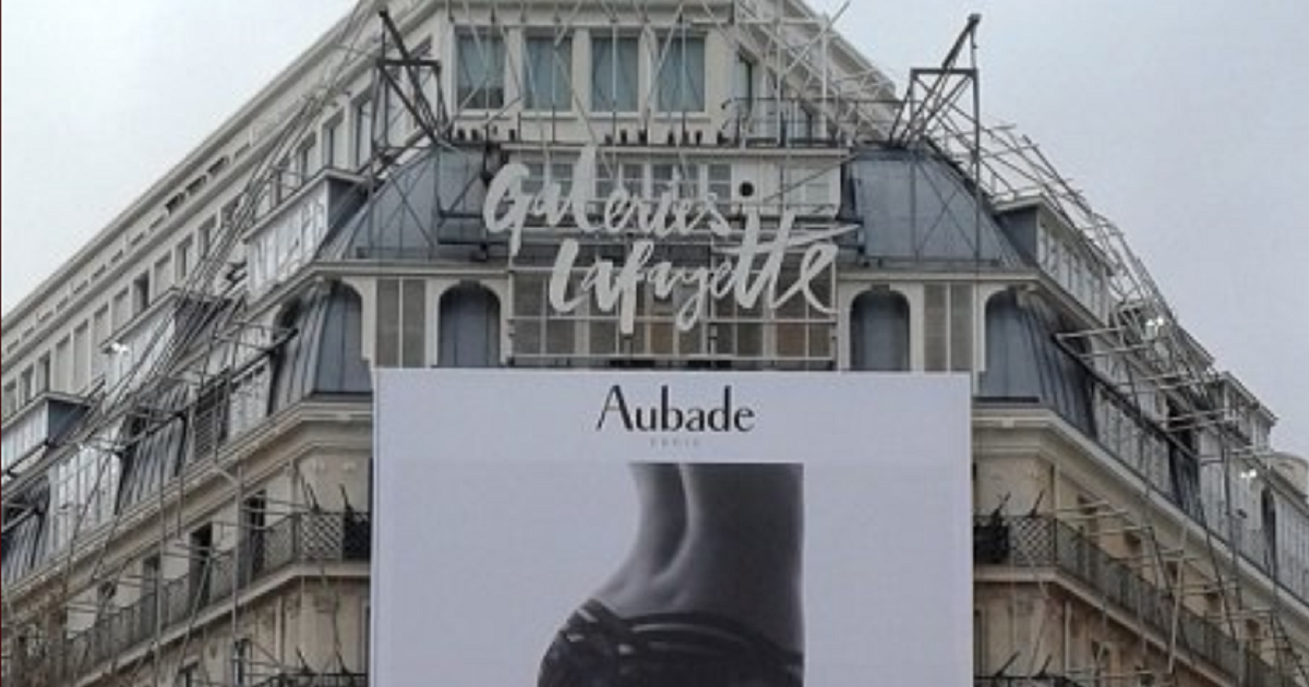 Une paire de fesses sur la façade des Galeries Lafayette : la Mairie de ...