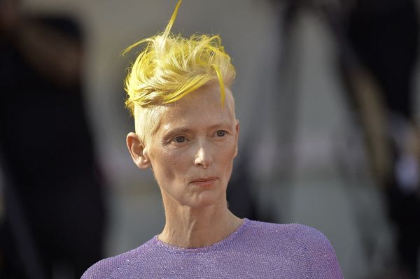 Mostra de Venise 2022 : pourquoi la coiffure jaune de Tilda Swinton est ...