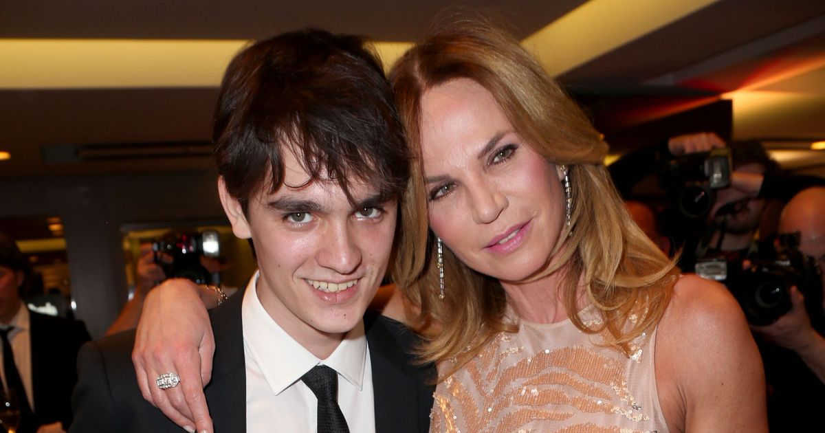 Alain Delon : son fils Alain-Fabien très proche de sa maman Rosalie Van ...