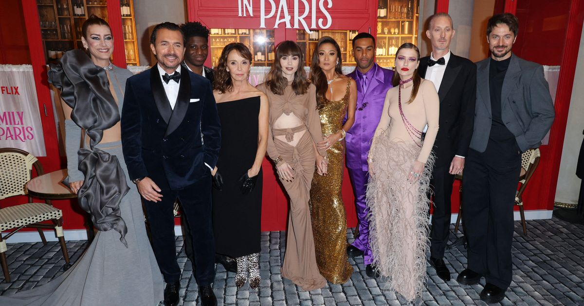 Une photo du casting d'"Emily in Paris" se fait atomiser (à tort ...