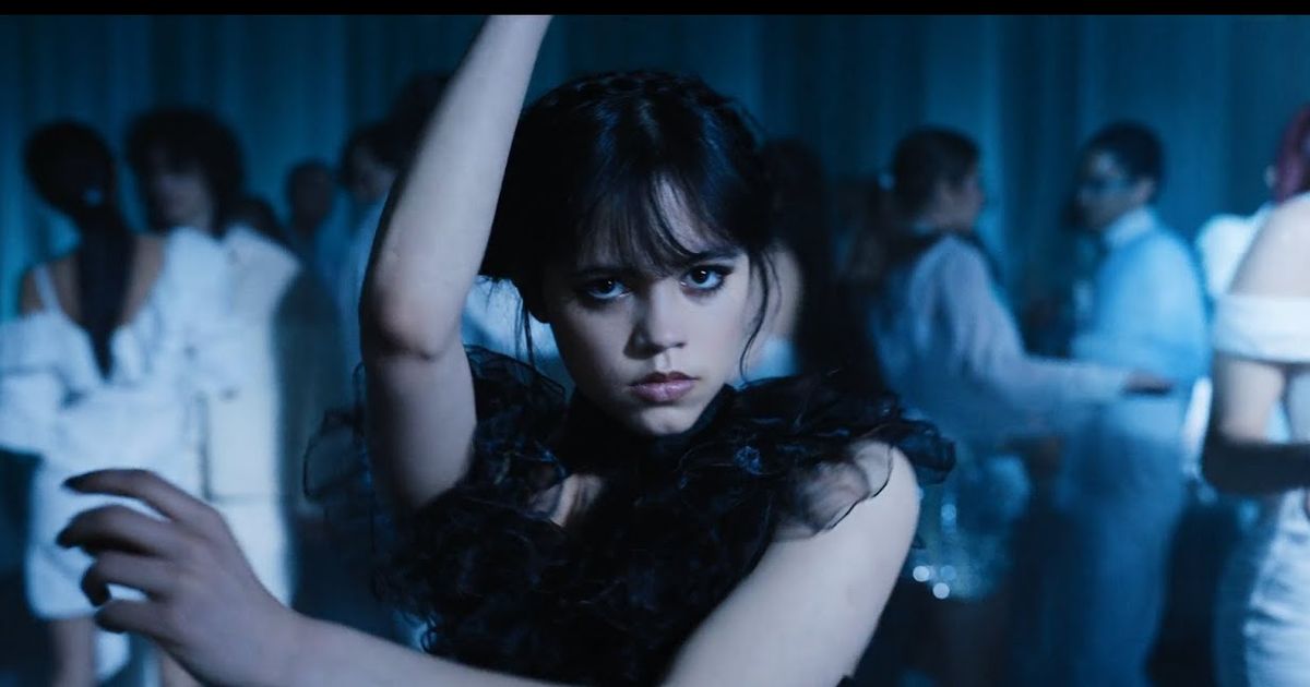 La chanteuse Camilla Cabello recrée la danse culte de Mercredi ...