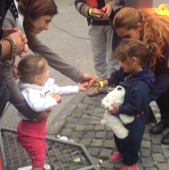 Cette fillette accueillant une petite réfugiée syrienne redonne foi en ...