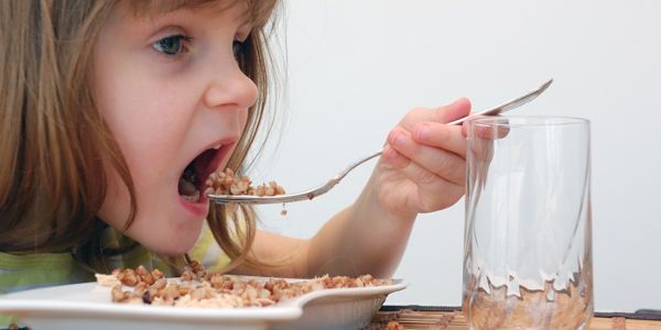 Manger en famille est bon pour la santé des enfants - Terrafemina