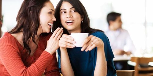 Comment Faire Taire Un Collègue Qui Parle Trop Fort Terrafemina