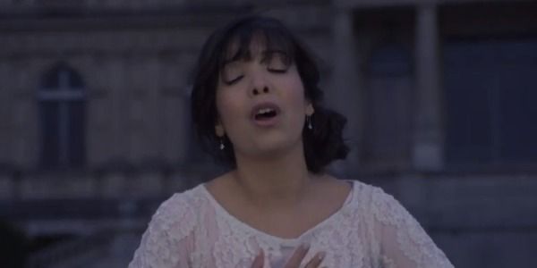 Indila dévoile le clip de "Tourner dans le vide" - Terrafemina
