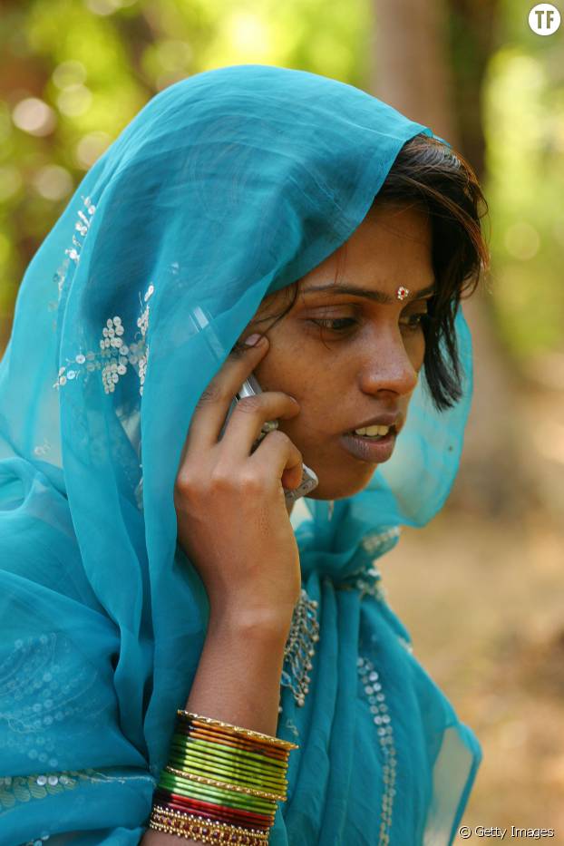 Une touche SOS sur le portable des femmes en Inde - Terrafemina