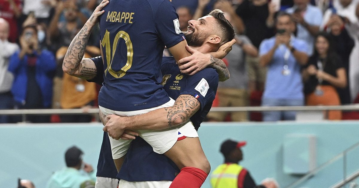 Giroud prend Mbappé dans ses bras et Twitter s'enflamme - Terrafemina