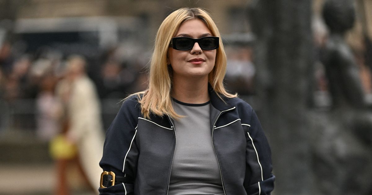 “Bombe atomique”, “divine”, “trop canon”, Louane pose sans pantalon et ...