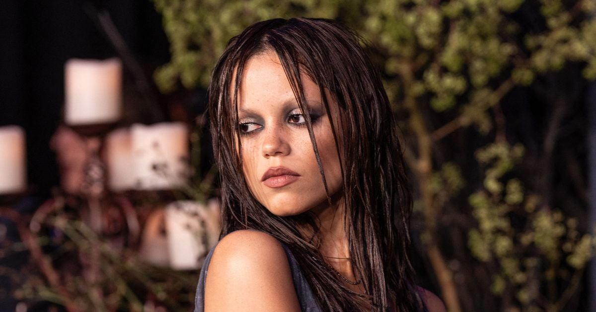Jenna Ortega reine du gothique, elle ose la robe transparente pour une ...