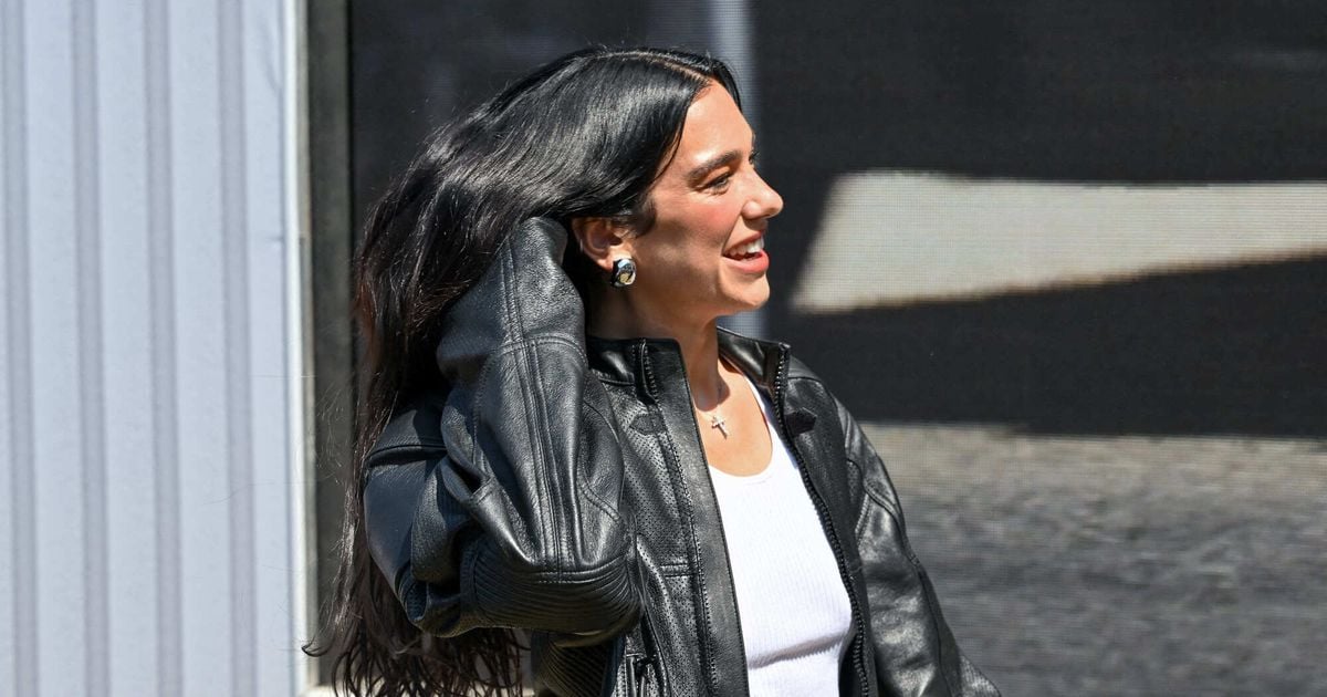 Bikini string ultra sexy, abdos en béton, yacht incroyable... Dua Lipa ...