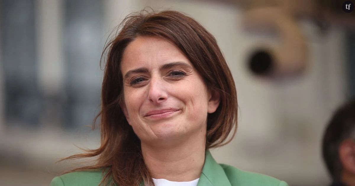 “Décolleté trop profond, maquillage... lâchez ma veste !” : Marine ...