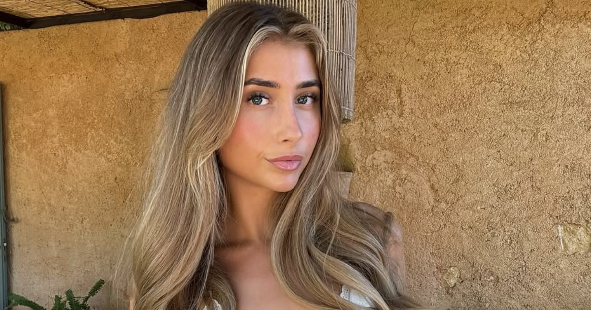 Vidéo : cette star d'Onlyfans en larme lors d'une interview avec ses parents - Terrafemina