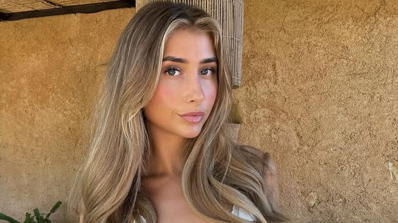 Vidéo : cette star d'Onlyfans en larme lors d'une interview avec ses parents - Terrafemina