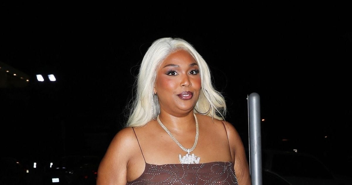 "Elle ne peut pas porter un soutien-gorge ?", "Ses seins tombent ...