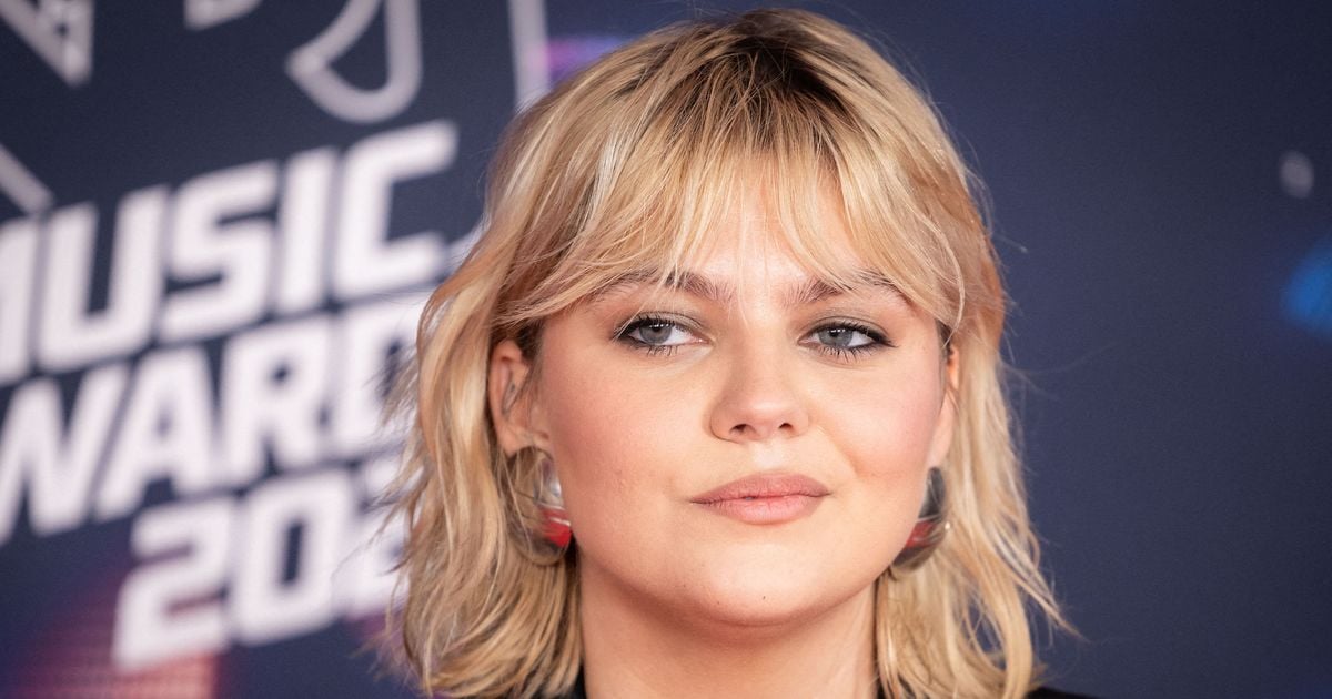 "Arrêtez de parler de son poids", "Belle avec ou sans rondeurs" : Louane dévoile sa silhouette ...