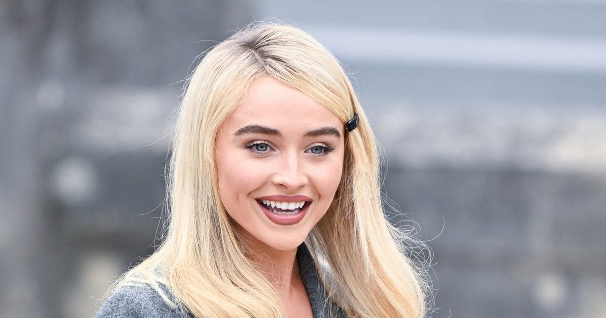 "Une déesse" : Sabrina Carpenter dévoile sa chute de reins dans une robe dos-nu décolletée jusqu ...