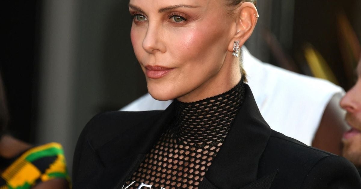 "Elle est sidérante", "sans pantalon" : Charlize Theron pose en culotte ...